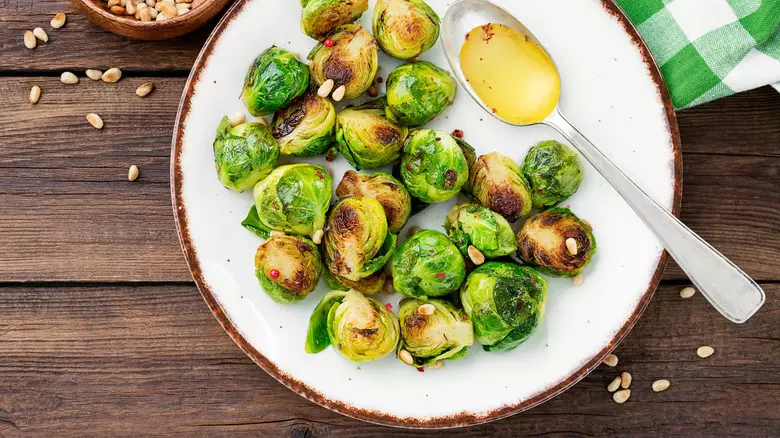 Brussel sprouts kalawan séndok minyak