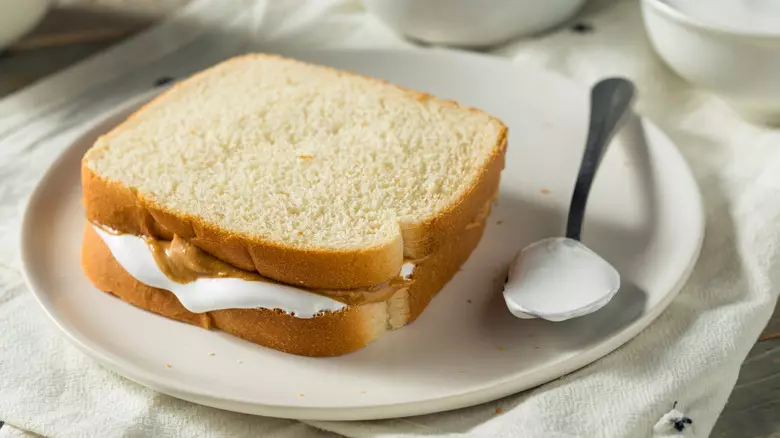 Sandwich Fluffernutter karo sendok