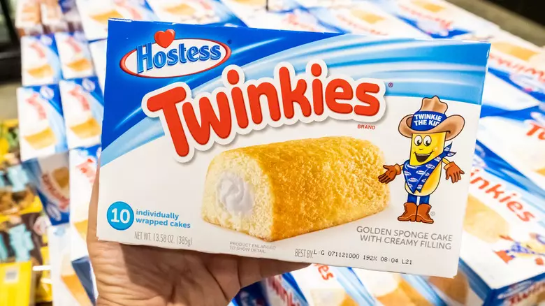 Տանտիրուհի Twinkies-ի տուփ