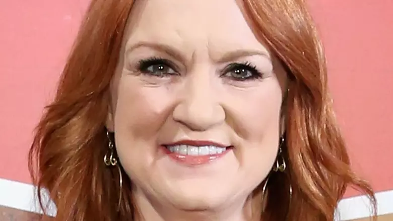 Ree Drummond yaxından gülümsəyir