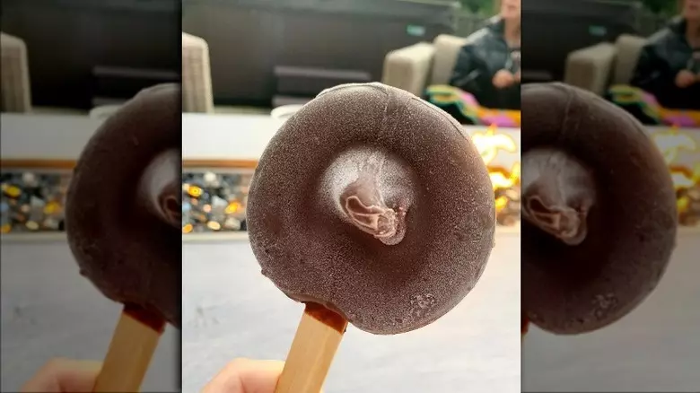 Dilly Bar នៅលើដំបងពី DQ