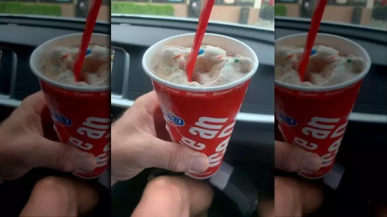 M&M Blizzard u šalici tijekom vožnje