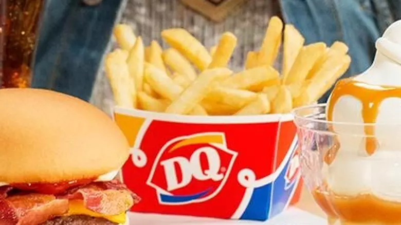 Pommes frites i behållare med hamburgare och smörkola på Dairy Queen