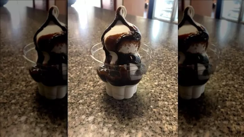 Hot fudge sundae