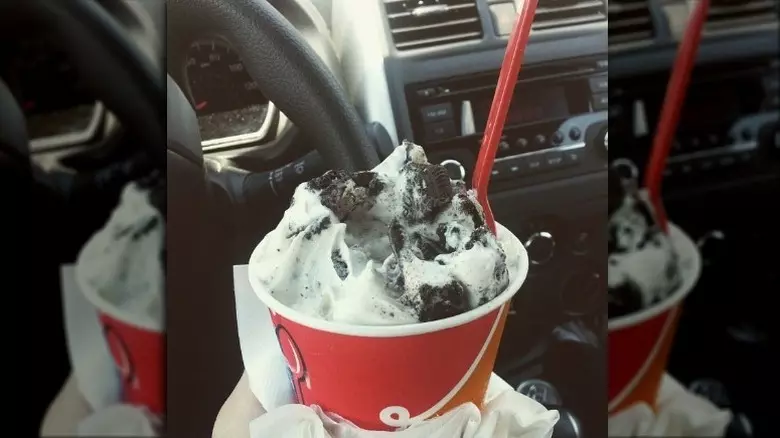 Oreo Blizzard កំពុងញ៉ាំក្នុងឡាន