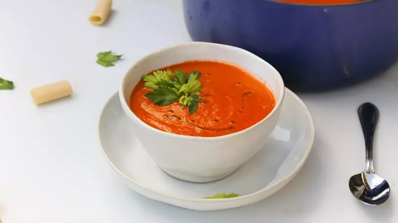 mangkok sup tomat