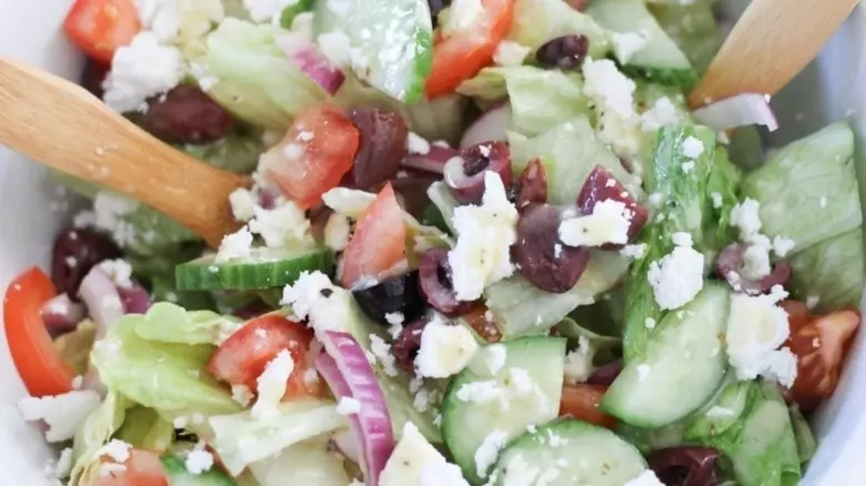 salad Yunani dina mangkok
