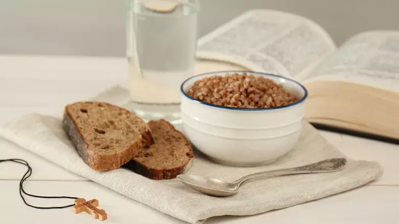 Alkitab dengan roti