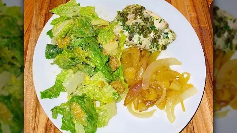 Ryan Seacrest's zeebaars, salade en groenten