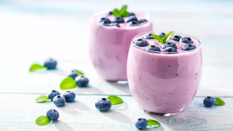 Ama-smoothie ama-blueberry amabili ezingilazini