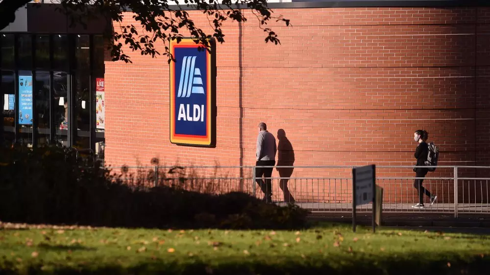 Dos personas entrando en Aldi