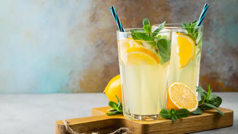 Awọn gilaasi ti lemonade pẹlu Mint