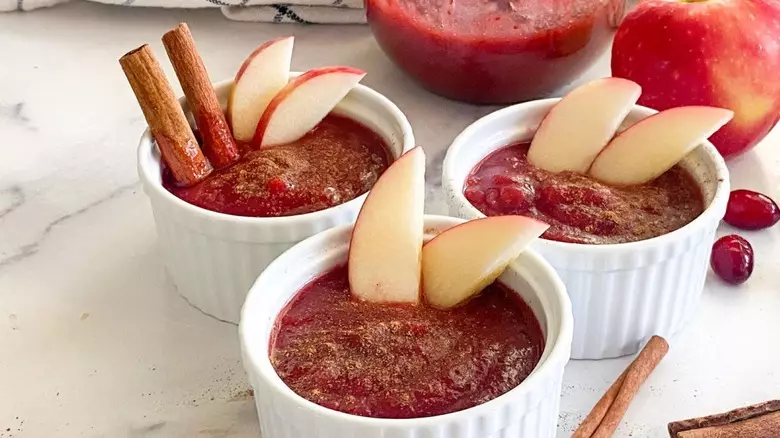 compote de pommes aux canneberges dans des ramequins