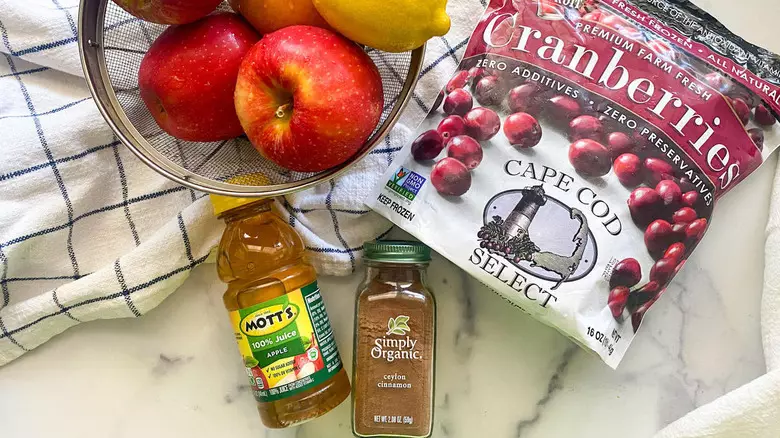 Ingrédients de la compote de pommes instantanée aux canneberges