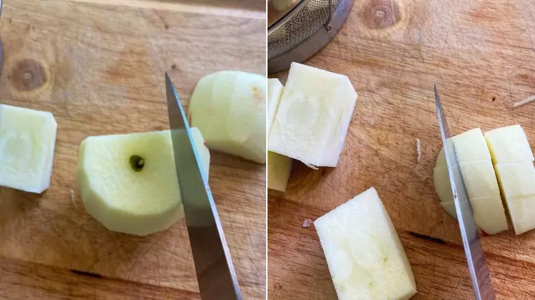 hacher les pommes pelées avec un couteau