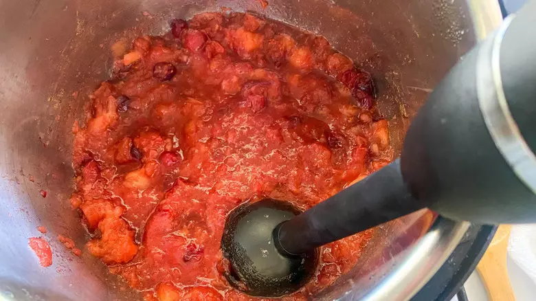 écraser la compote de pommes avec un mixeur plongeant