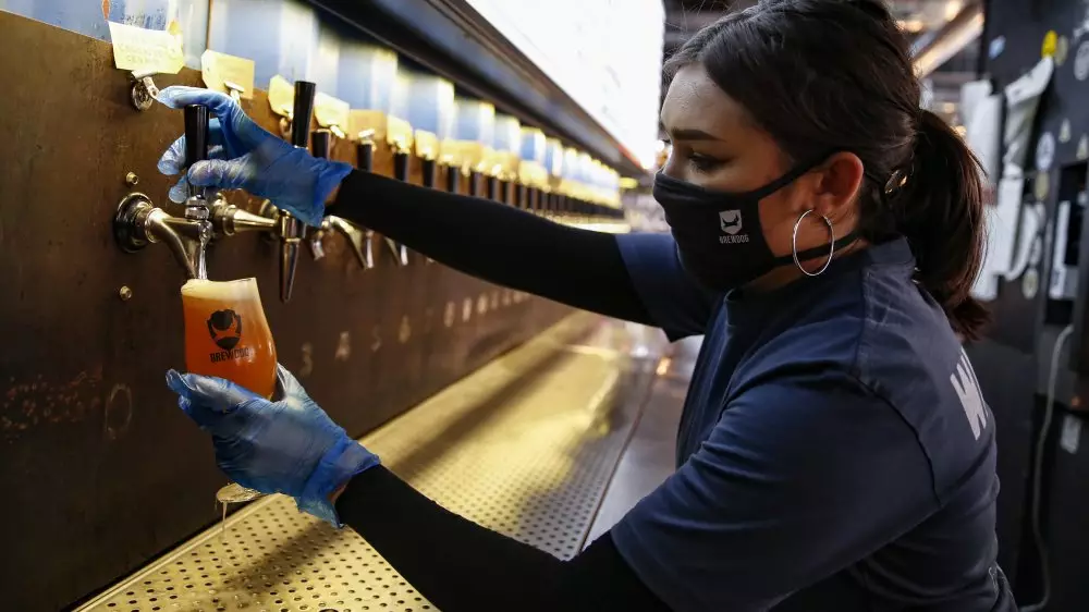 Bartender ncuav npias ntawm BrewDog pub