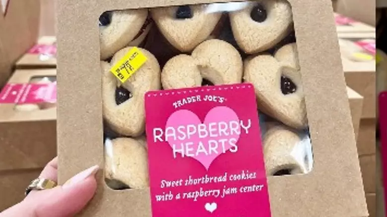 Ang mga cookies ng Raspberry Heart ng Trader Joe