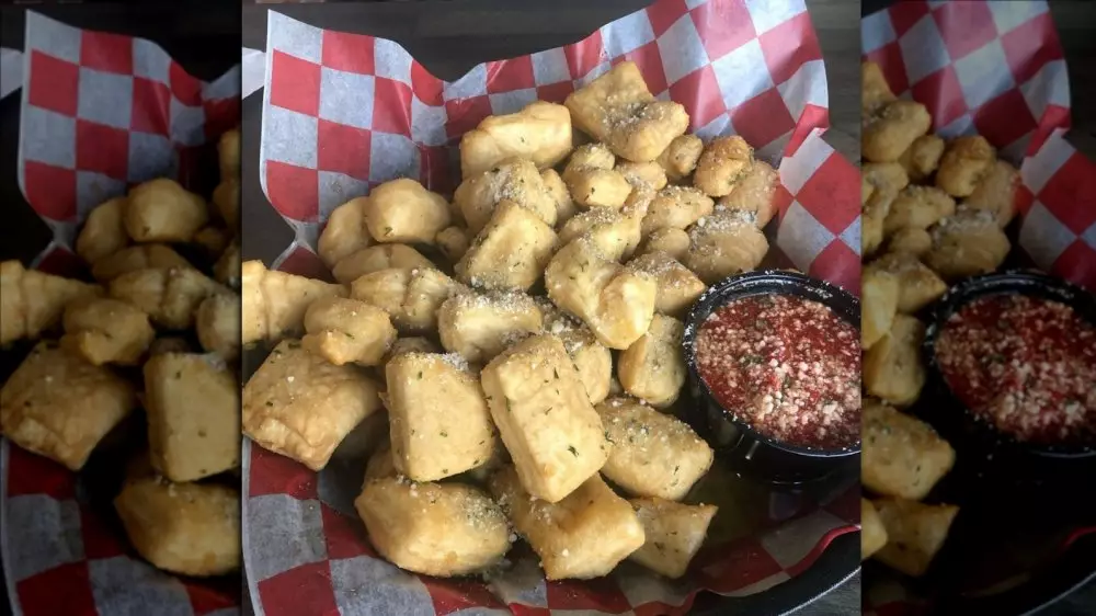 Li-nuggets tsa biri tse nang le sauce ea marinara le parmesan