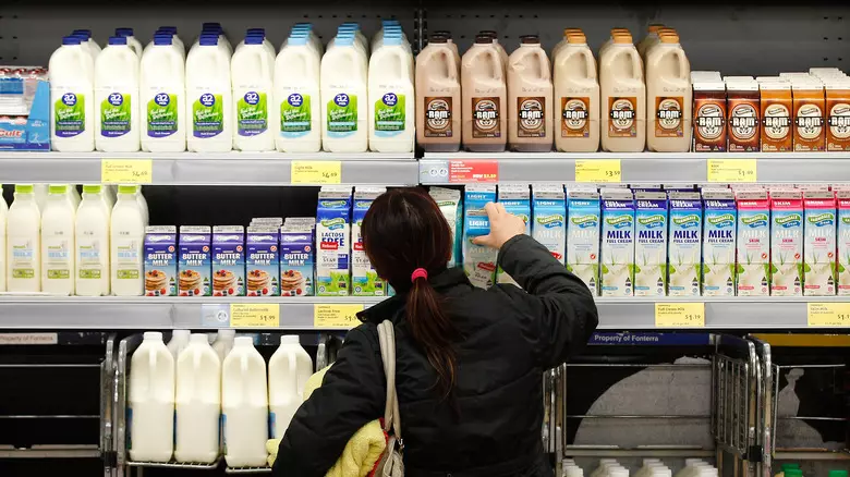 Femme faisant des emplettes pour le lait dans Aldi Australie