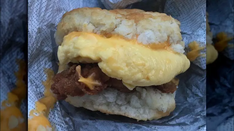 Biscuiți de pui, ou și brânză de la Chick-fil-A