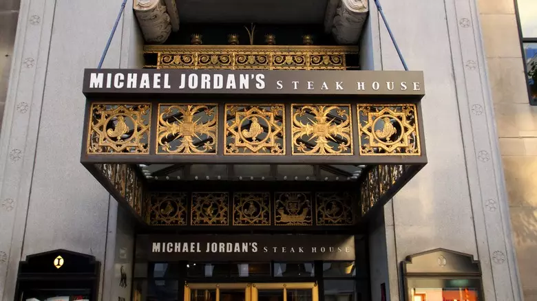 शिकागो में माइकल जॉर्डन का स्टीकहाउस प्रवेश द्वार