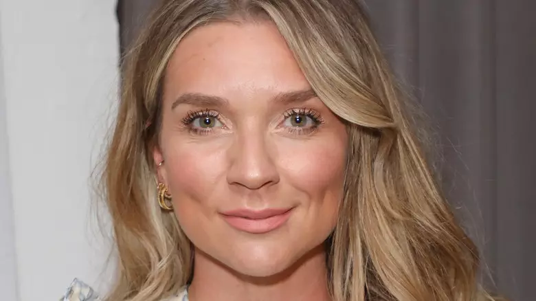 Candice Brown poséiert fir d'Kamera