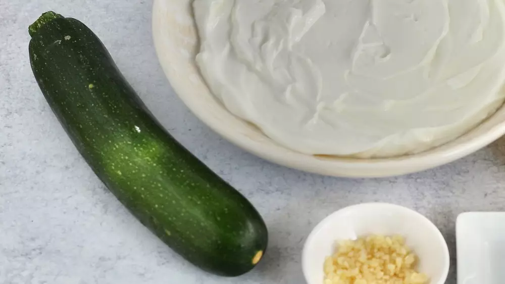 Hell gréng Zucchini gëtt fir Tzatziki Sauce benotzt