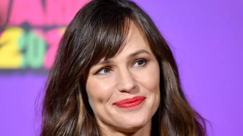 Jennifer Garner ing lipstik magenta