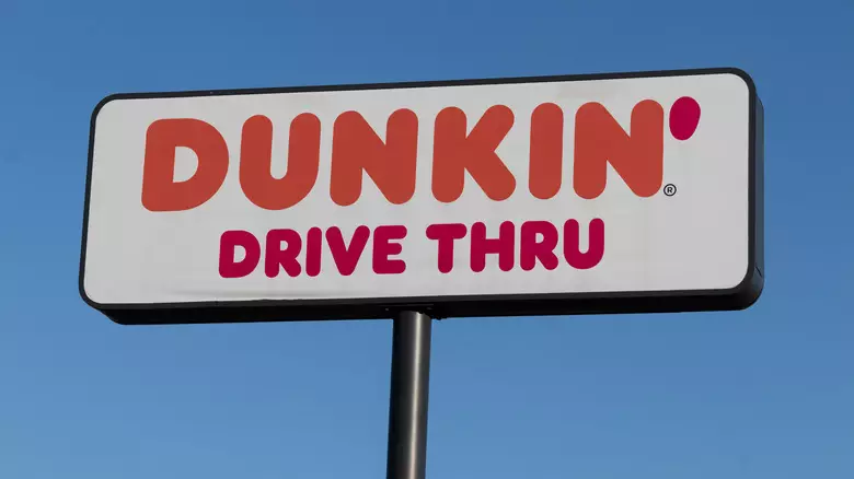Znak Dunkin' drive-thru