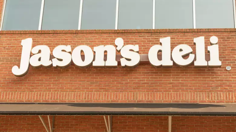 Շագանակագույն աղյուս Jason's Deli նշանը