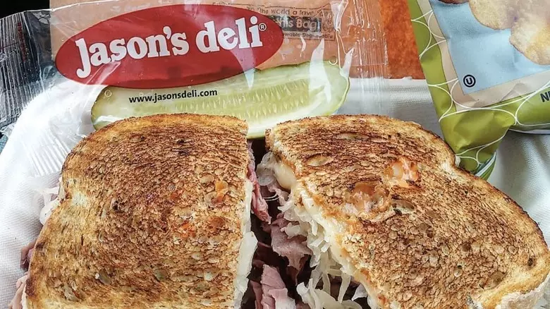 Jason's Deli Reuben -voileipä ja suolakurkku