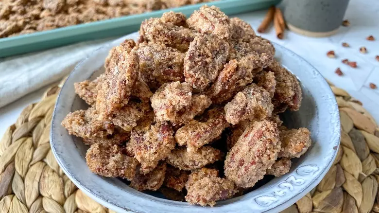 eso igi gbigbẹ oloorun glazed pecans ni ekan