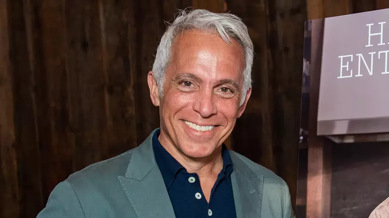 Geoffrey Zakarian lächelt