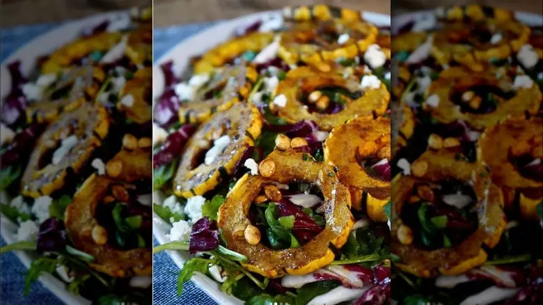 yakagochwa delicata squash saladi