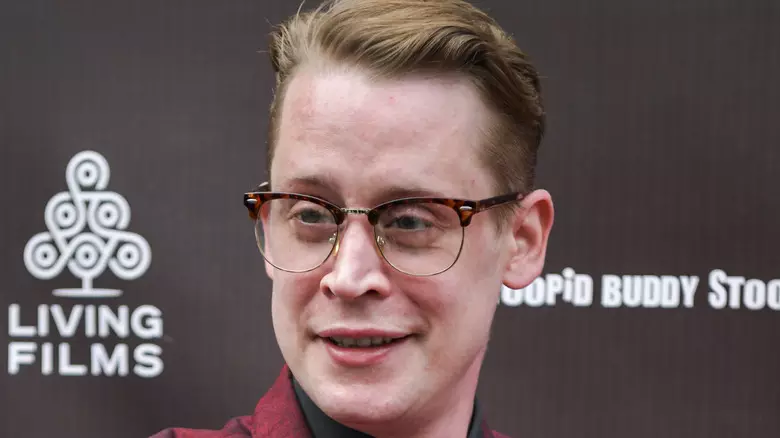 Macaulay Culkin uśmiechający się w okularach