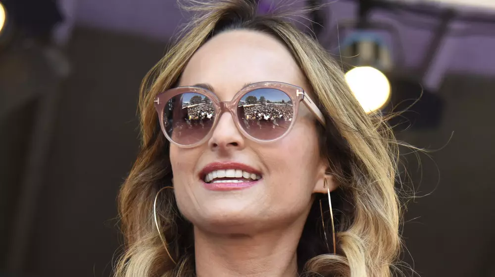 Giada De Laurenti trägt bei einer Veranstaltung eine Sonnenbrille