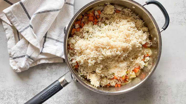 米飯，平底鍋裡的蔬菜混合物