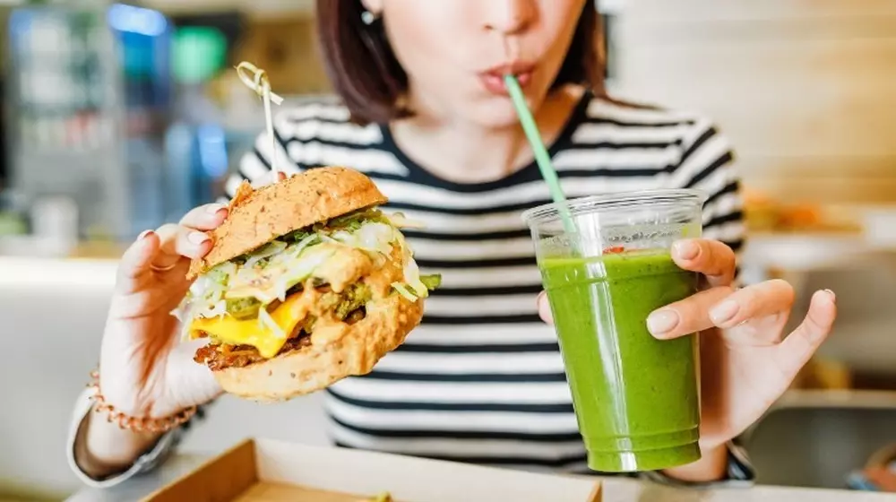 Πράσινο smoothie και burger