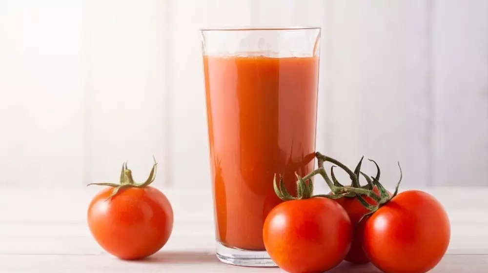 ly nước ép cà chua