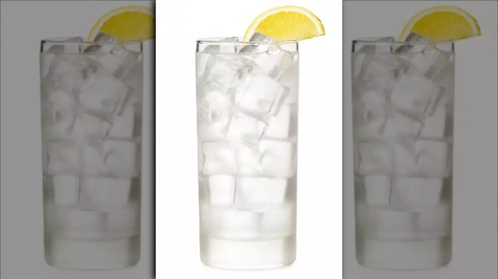 Ледена вода со парче лимон