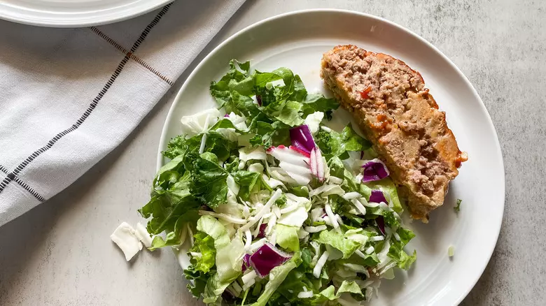 meatloaf op plaat mei salade