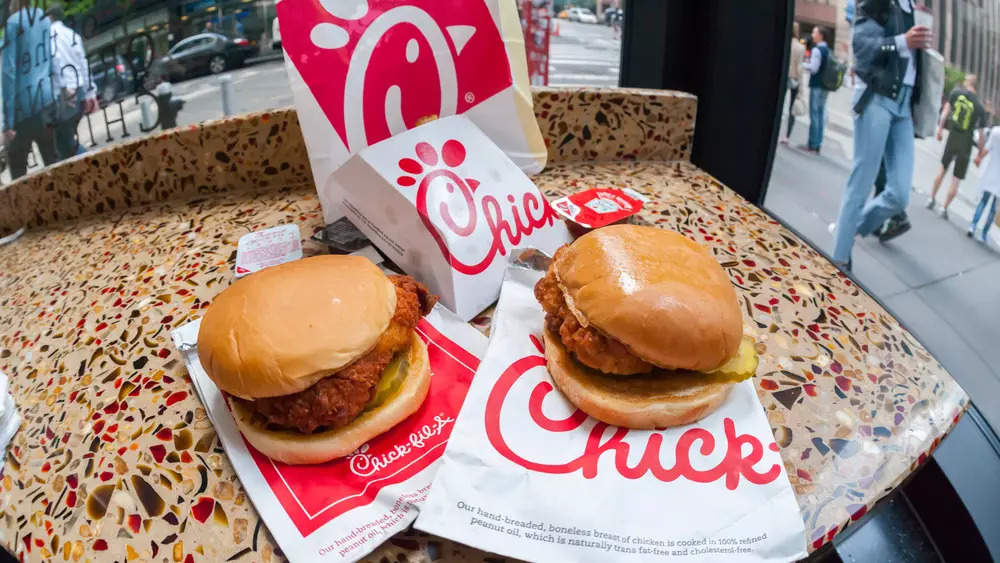 Баштыктардын үстүндө отурган Chick-Fil-A сэндвичтери