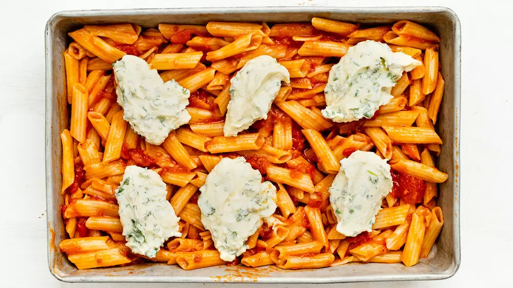 Herbed ricotta ofan á ziti á pönnu