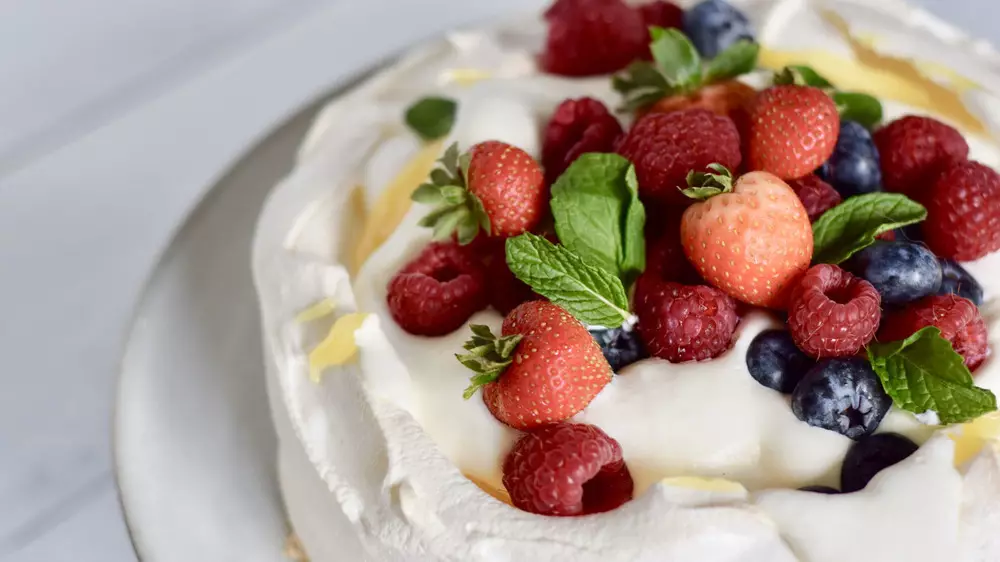 Pavlova ជាមួយផ្លែឈើនៅលើកំពូល