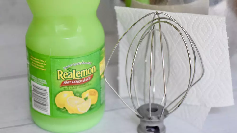 ទឹក lemon និង whisk ឯកសារភ្ជាប់