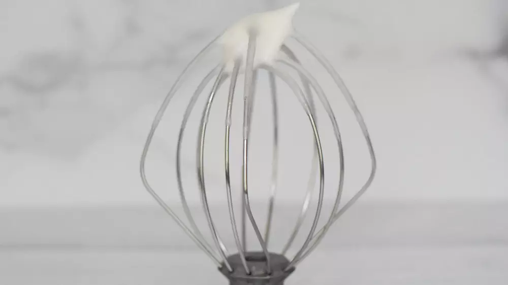 Meringue sa usa ka whisk