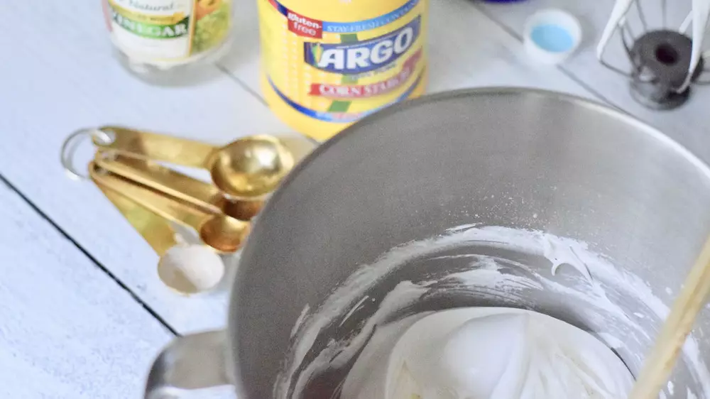 Suka ug cornstarch nga adunay meringue