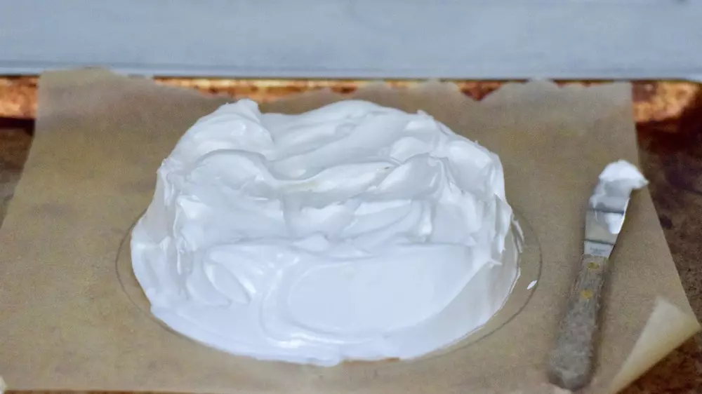 Dar forma a la pavlova con una pequeña espátula acodada