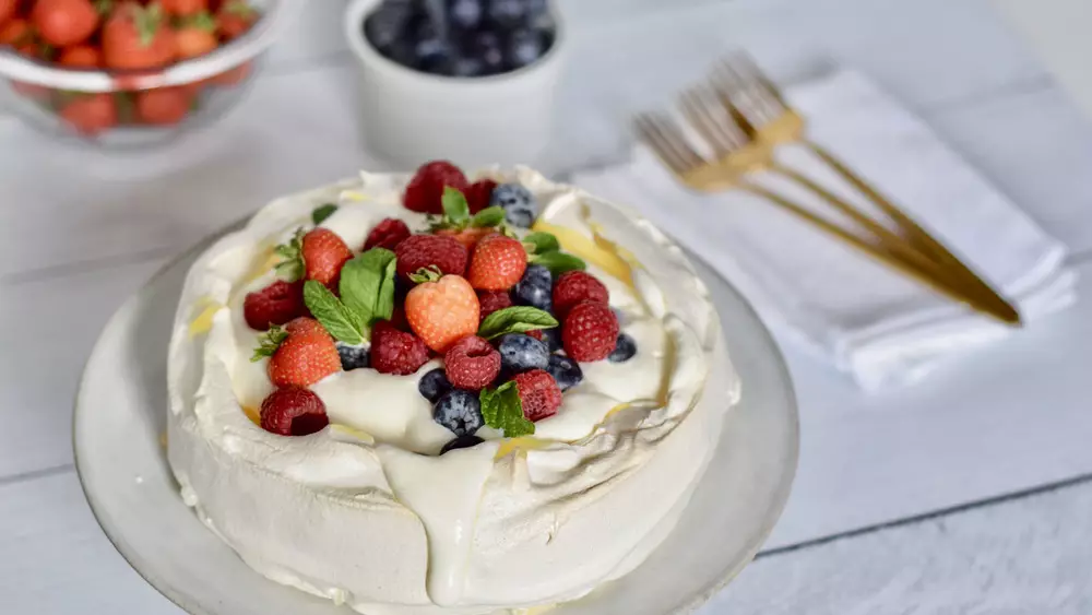 Pavlova nga adunay mga strawberry ug blueberries